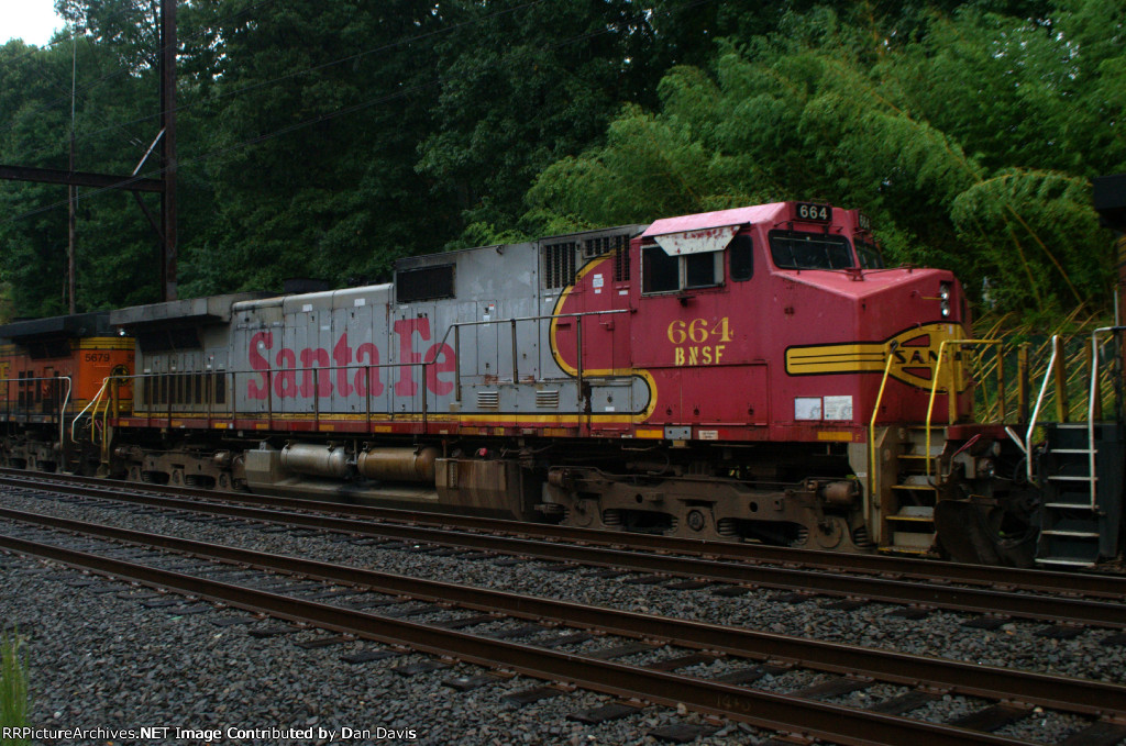 BNSF C44-9W 664 in Warbonnet paint on K042-03
